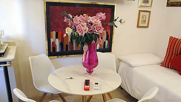 Suite Deluxe, várias camas, não fumadores, no rés do chão | Secretária, quartos insonorizados, Wi-fi grátis