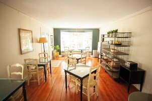 Café da manhã com pratos da culinária local grátis todos os dias
