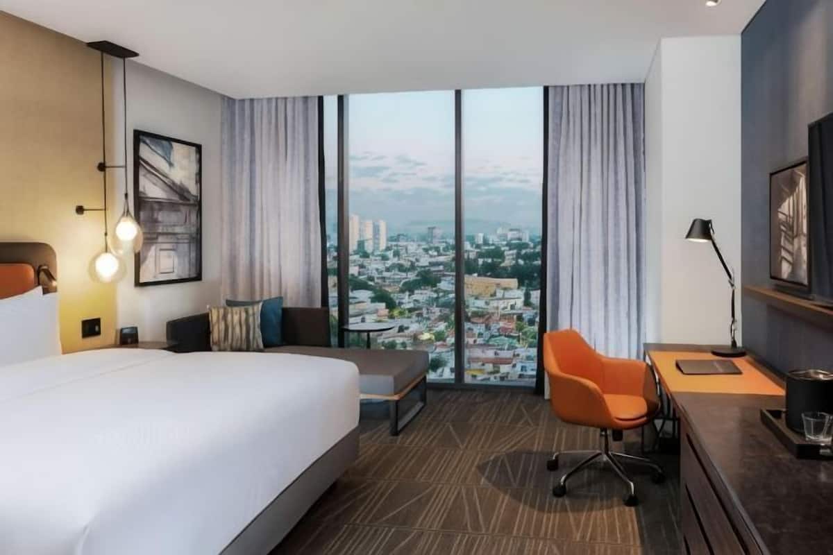 Roupa hipoalergénica, edredões de penas, minibar, cofre no quarto 