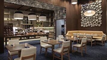 Pequeno-almoço tipo buffet diário mediante uma taxa