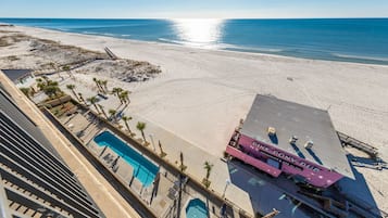 Na praia, areia branca