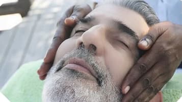 Uma pessoa recebendo tratamento facial.