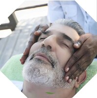 Uma pessoa recebendo tratamento facial.