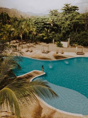 Piscina exterior, espreguiçadeiras 