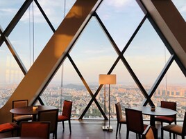 Este bar no lobby do hotel 
