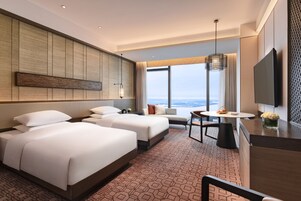 Quarto, 2 camas individuais | 1 quarto, minibar, cofre no quarto, secretária 