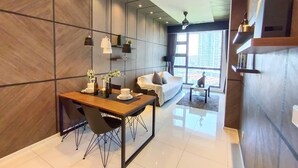 Uma sala de estar moderna com área de jantar, janelas amplas e vista para a cidade.