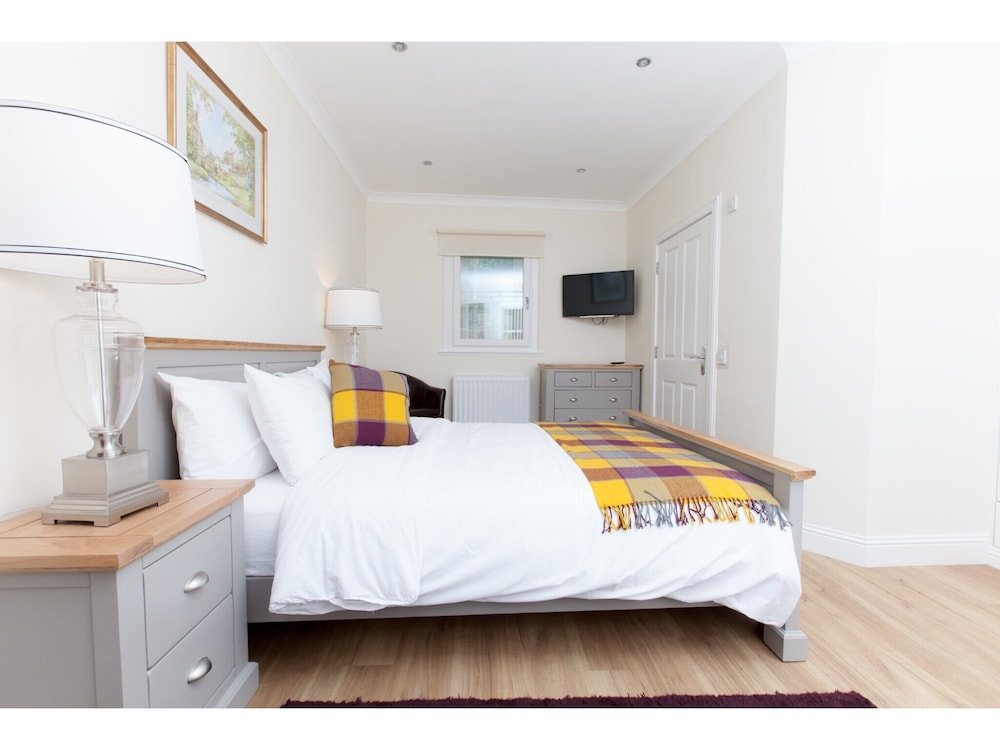 Pass The Keys | Historic Stone Built 4 Bedroom Cottage With Private Car Park - Edimburgo