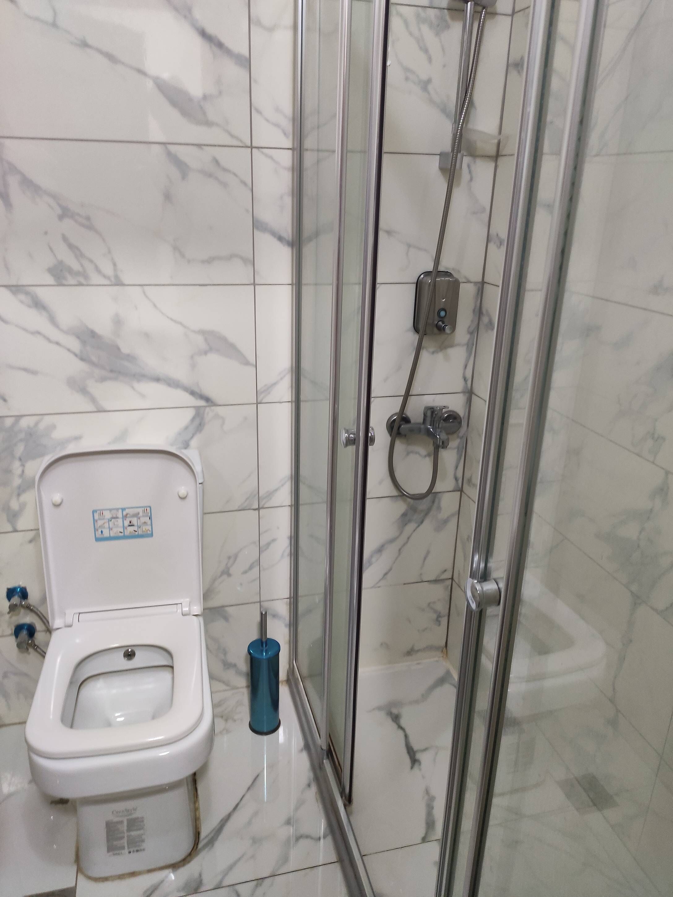 Chuveiro, ducha de hidromassagem, produtos de toalete grátis 