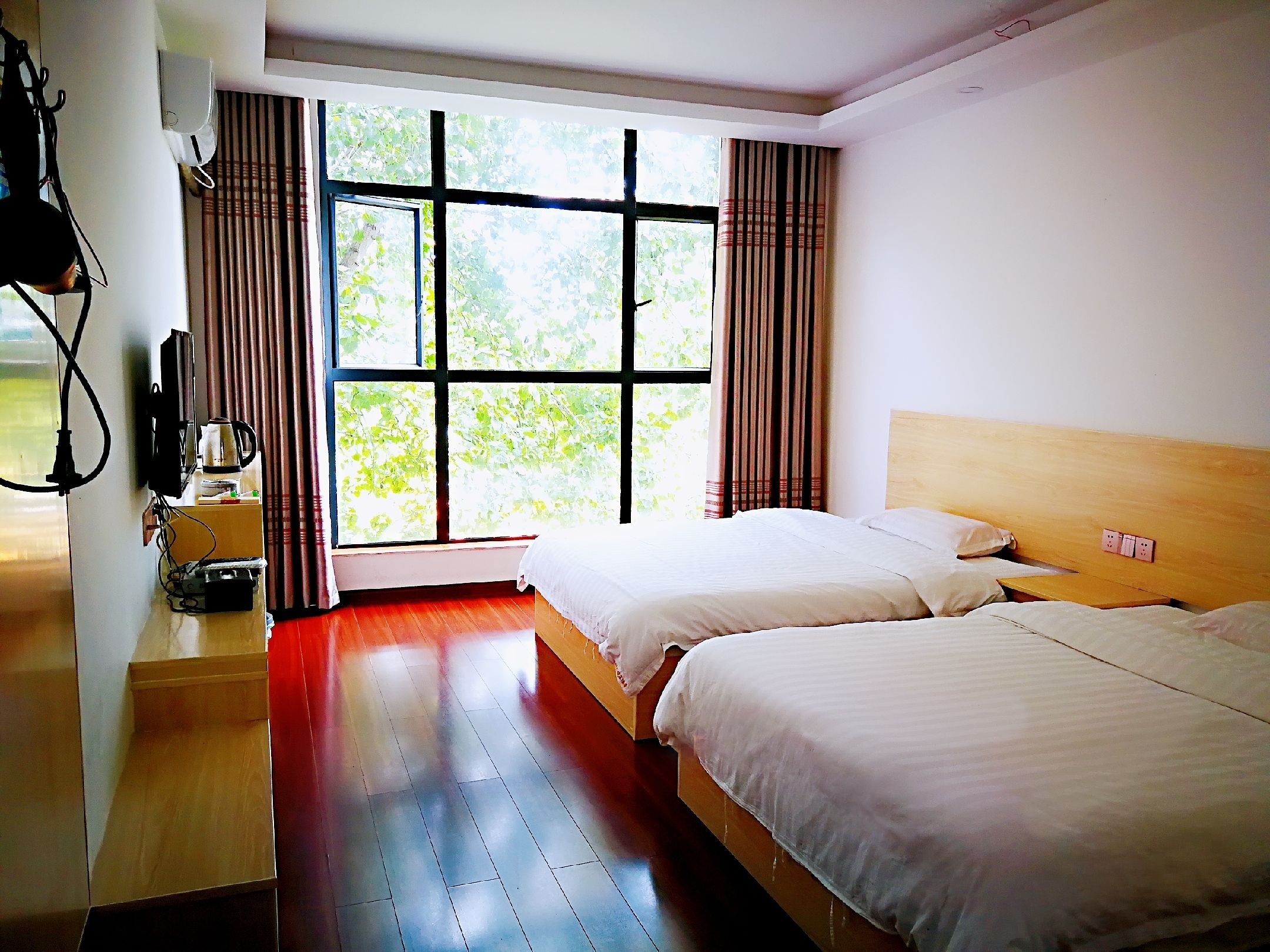 Quarto Twin Design | Secretária, cortinas/cortinados opacos, Wi-fi grátis 