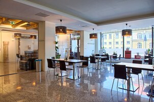 Pequenos-almoços e almoços servidos, incluindo cozinha local 