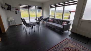 Two bedroom apartment with Kirkjufell Mountain View | 1 quarto, cortinas blackout, Wi-Fi de cortesia, roupa de cama