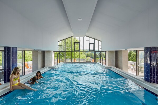 8 piscinas internas, 5 piscinas externas