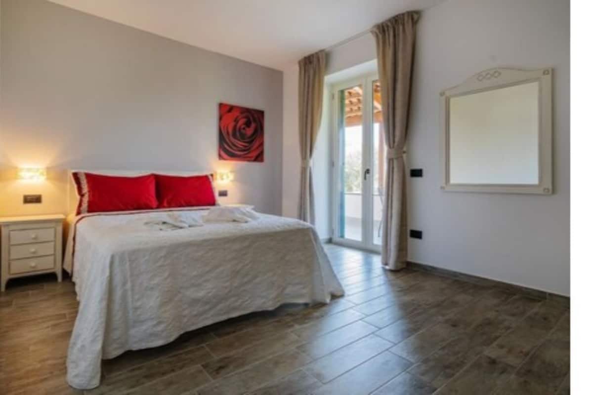 Suíte panorâmica, 1 cama King, vista para o mar | Roupas de cama premium, frigobar, cofres nos quartos, escrivaninha