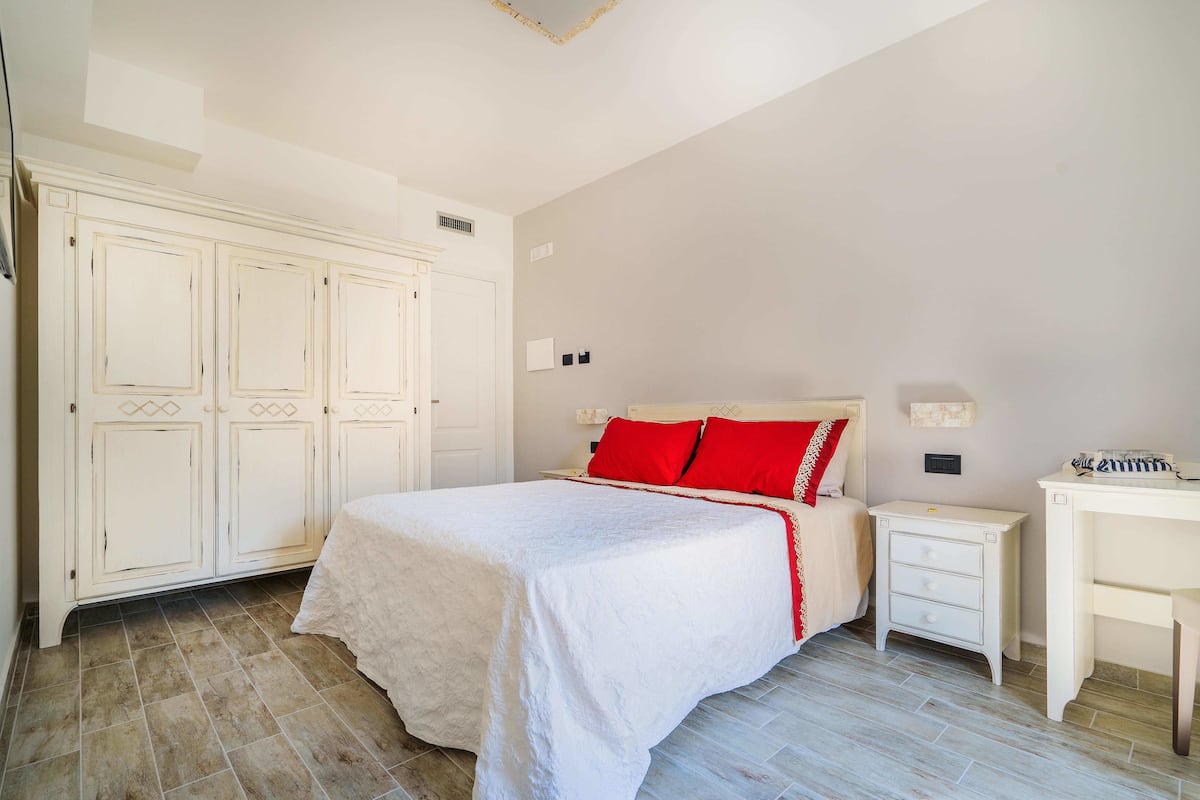 Roupas de cama premium, frigobar, cofres nos quartos, escrivaninha