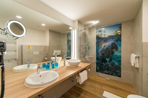 Quarto executivo, 1 cama King (Cozy Sitting Corner) | Banheiro | Chuveiro, secador de cabelo, toalhas de banho 