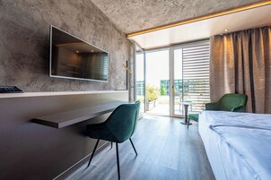 Quarto Superior, varanda | Roupa hipoalergénica, cofre com capacidade para portátil, secretária 