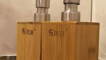 Um polibã, um chuveiro fixo, artigos de higiene pessoal grátis