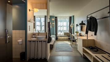 Quarto casal clássico | Roupas de cama premium, cofres nos quartos, escrivaninha