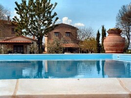 Piscina externa, guarda-sóis, espreguiçadeiras