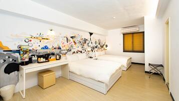 Quarto moderno com escrivaninha branca, duas camas, um mural abstrato colorido e janela com persianas.