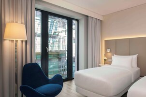 Escrivaninha, ferros/tábuas de passar roupa, berços grátis