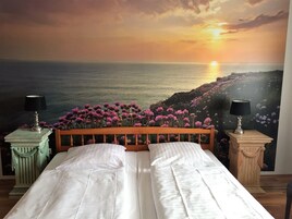 Escrivaninha, cortinas blackout, ferros/tábuas de passar roupa