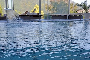 Piscina interna, guarda-sóis, espreguiçadeiras