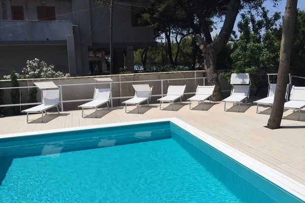 Piscina exterior, espreguiçadeiras