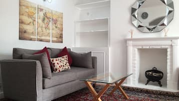 Apartamento superluxo, várias camas | Sala de estar | TV de plasma, Netflix