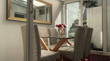 Apartamento superluxo, várias camas | Opções para refeição no quarto