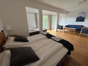 Quarto Triplo Deluxe, 3 camas individuais, não fumadores | Cortinas/cortinados opacos, quartos insonorizados, Wi-fi grátis