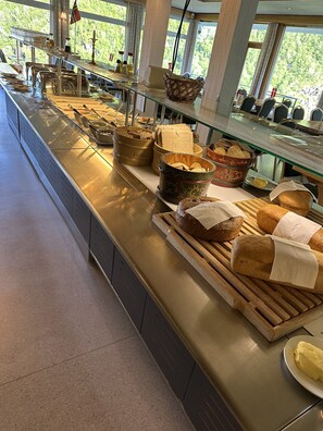 Café da manhã com buffet grátis todos os dias