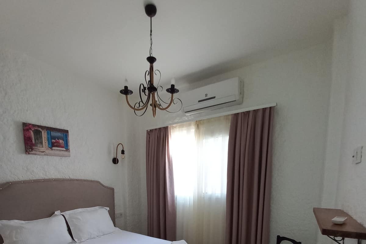 Quarto básico | Roupas de cama premium, quartos à prova de som, Wi-Fi de cortesia