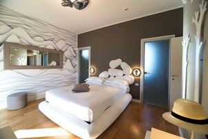 Cofres nos quartos, escrivaninha, cortinas blackout
