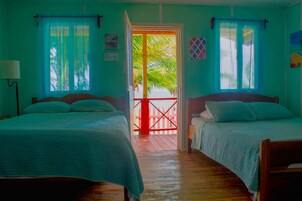 Cabana de Madeira Básica, várias camas, kitchenette, vista para o oceano | Com decoração personalizada, com mobília individualizada 