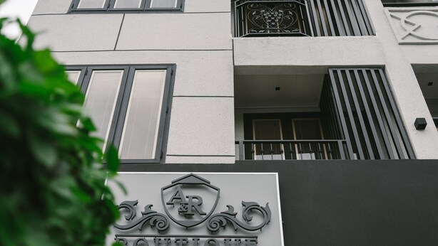 Placa de hotel com um brasão e o nome 'Boutique Hotel'.