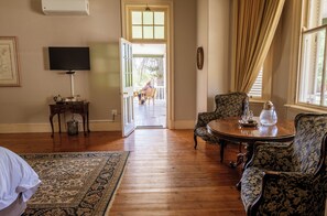 Quarto Duplo Superior | Minibar, cofre no quarto, com decoração personalizada 