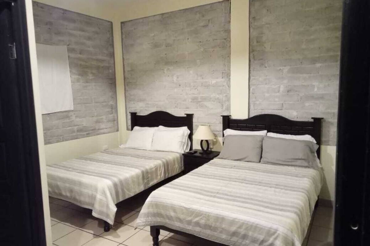 Quarto Duplo Standard, 2 camas de casal | Wi-fi grátis, roupa de cama fornecida