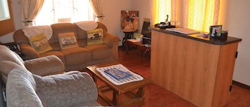 Uma sala de estar aconchegante com sofá, mesa de centro e armário de madeira.