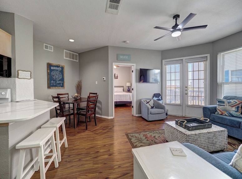 1st Floor Large 1br, Beautiful Beach Getaway! Pool, Hot Tub, Sauna & More - Corpus Christi, TX