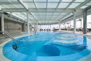 2 piscinas interiores, 4 piscinas exteriores, guarda-sóis