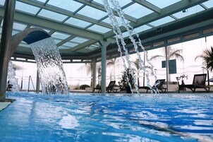 2 piscinas interiores, 4 piscinas exteriores, guarda-sóis 