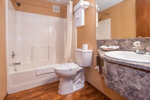 Quarto solteiro econômico, 1 cama Queen, geladeira e micro-ondas | Banheiro | Toalhas de banho