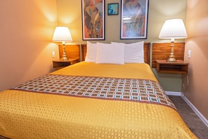 Quarto Individual Económico, 1 cama queen-size, frigorífico e micro-ondas | Secretária, quartos insonorizados, camas desdobráveis, Wi-fi grátis 