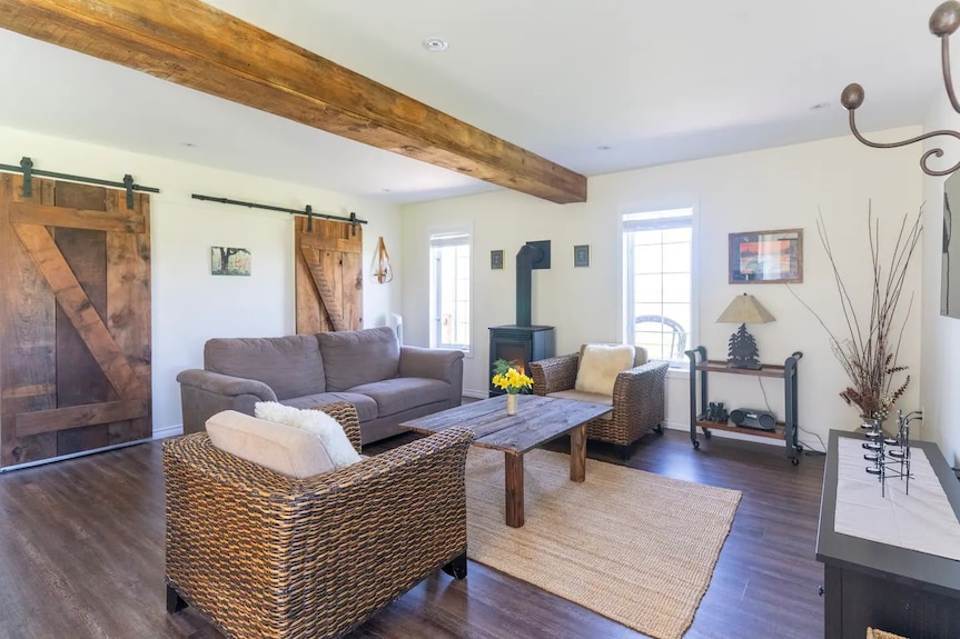 Hidden Gem! Charming Rural Getaway Close To Hiking/skiing/biking. Dog Friendly! - Ontario