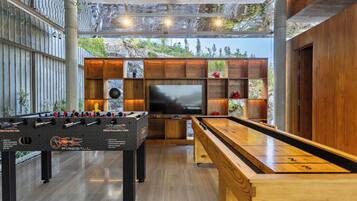 Villa de Luxo | Sala de estar | Televisor de ecrã plano de 43 polegadas com canais digitais, Smart TV