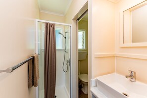 Casa (Waitangi Beach Bach 30A) | Banheiro | Chuveiro, secador de cabelo (mediante solicitação), toalhas de banho 