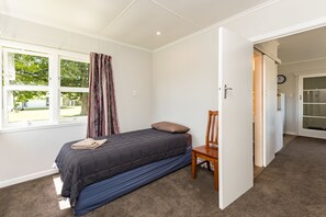 Casa (Waitangi Beach Bach 30A) | 2 quartos, Wi-Fi de cortesia, roupa de cama
