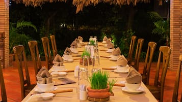 2 restaurantes, café da manhã, local e internacional